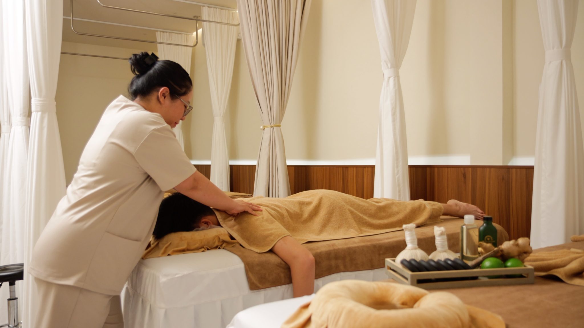 Full body massage - Siz Spa - Best Spa in District 1